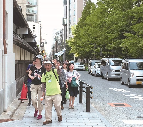 Big Issue Japan vendor’s ‘Let’s Walk’ group celebrates 100th walking ...